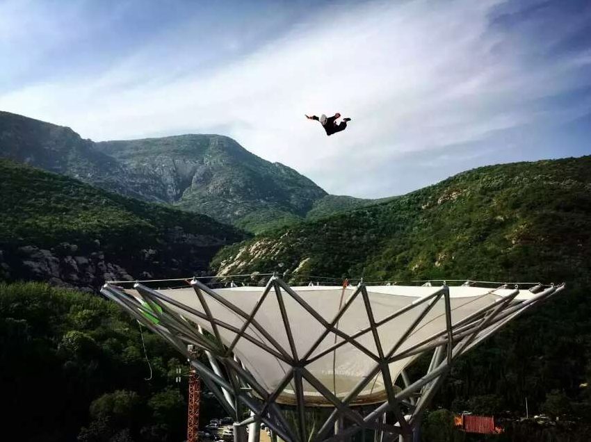 Breathtaking vertical wind tunnel shows - Aerodium Technologies